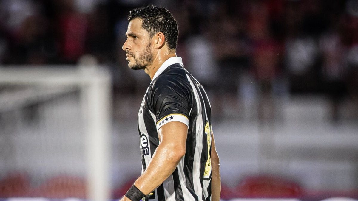 Giuliano vibra com estreia e destaca orgulho de usar a camisa 10 de Pelé