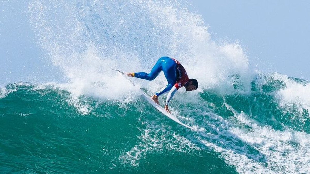 Surfista Deivid Silva, do litoral de SP, enfrenta ondas de Portugal em ...