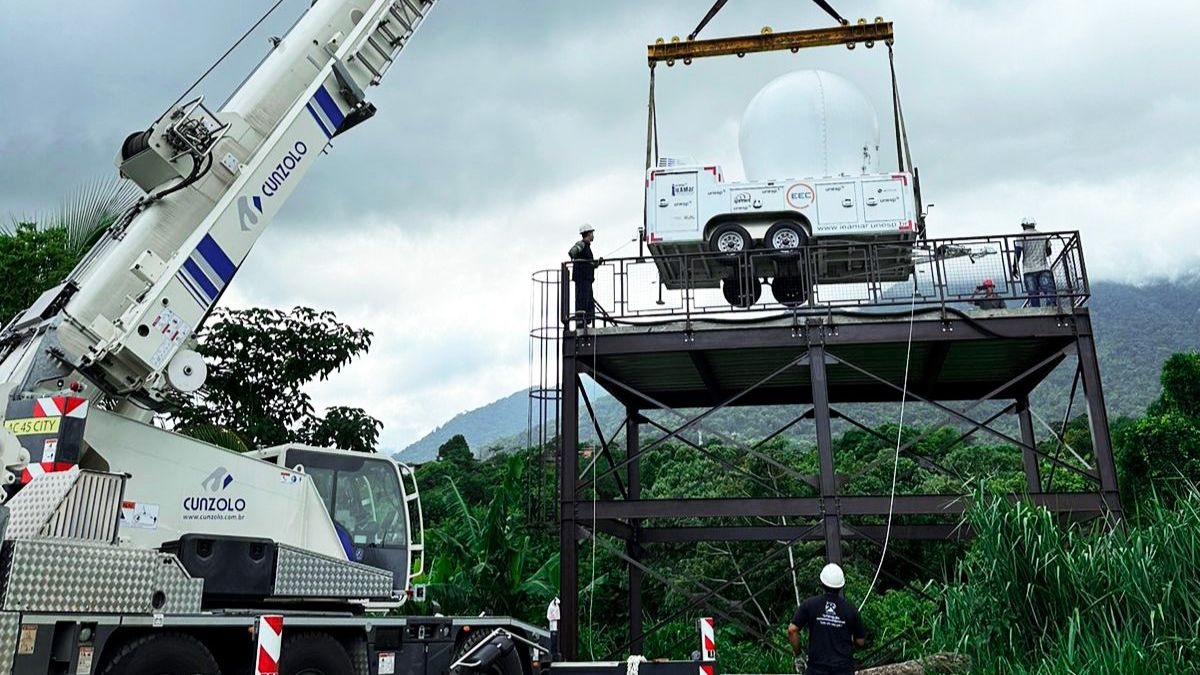 Radar meteorológico é instalado em torre na região sul de Ilhabela Radar meteorológico é instalado em torre na região sul de Ilhabela