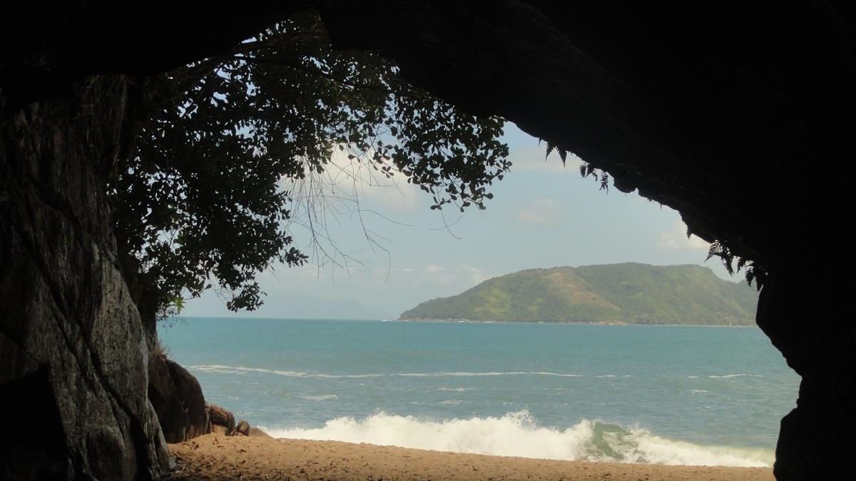 Conheça a Gruta que chora em Ubatuba, cenário de uma história de amor
