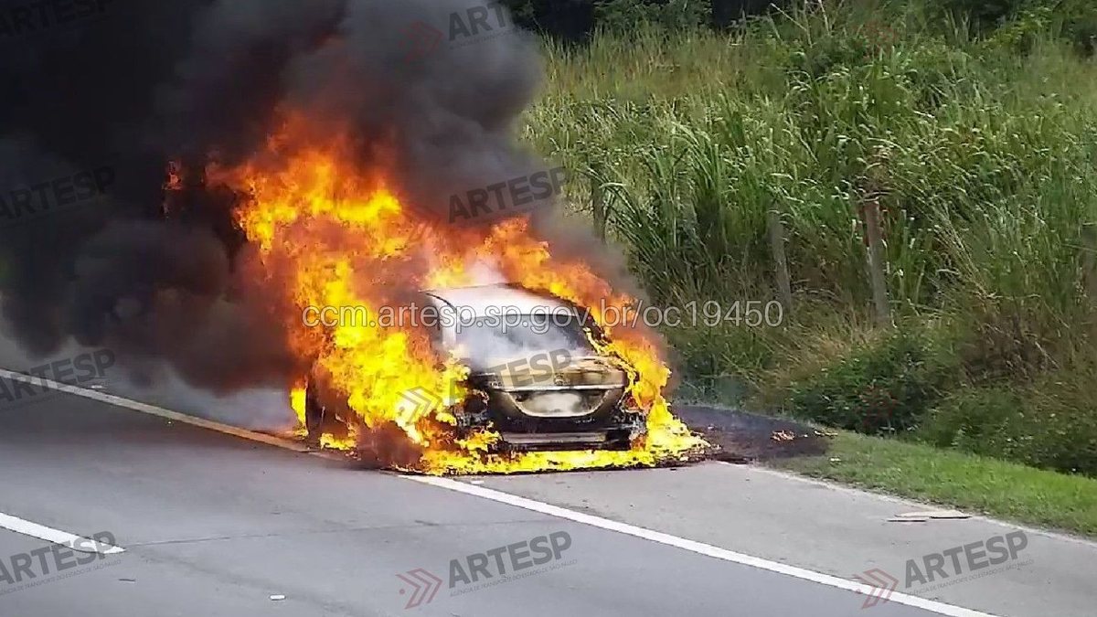 Pneu estoura e carro pega fogo na rodovia Padre Manoel da Nóbrega