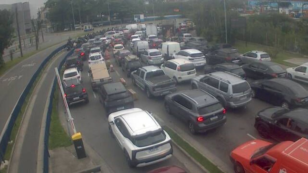 Maré forte gera fila na travessia de balsa Santos-Guarujá nesta quinta (14)