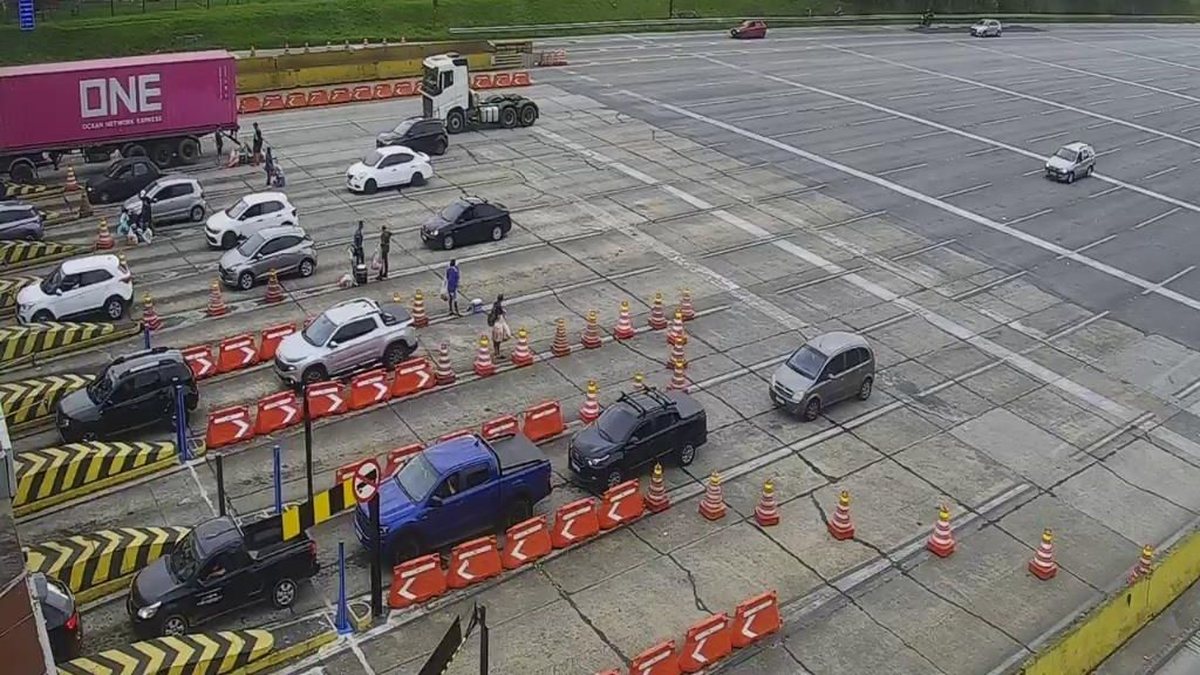Tráfego normal e viagem rápida no Sistema Anchieta-Imigrantes, no fim ...