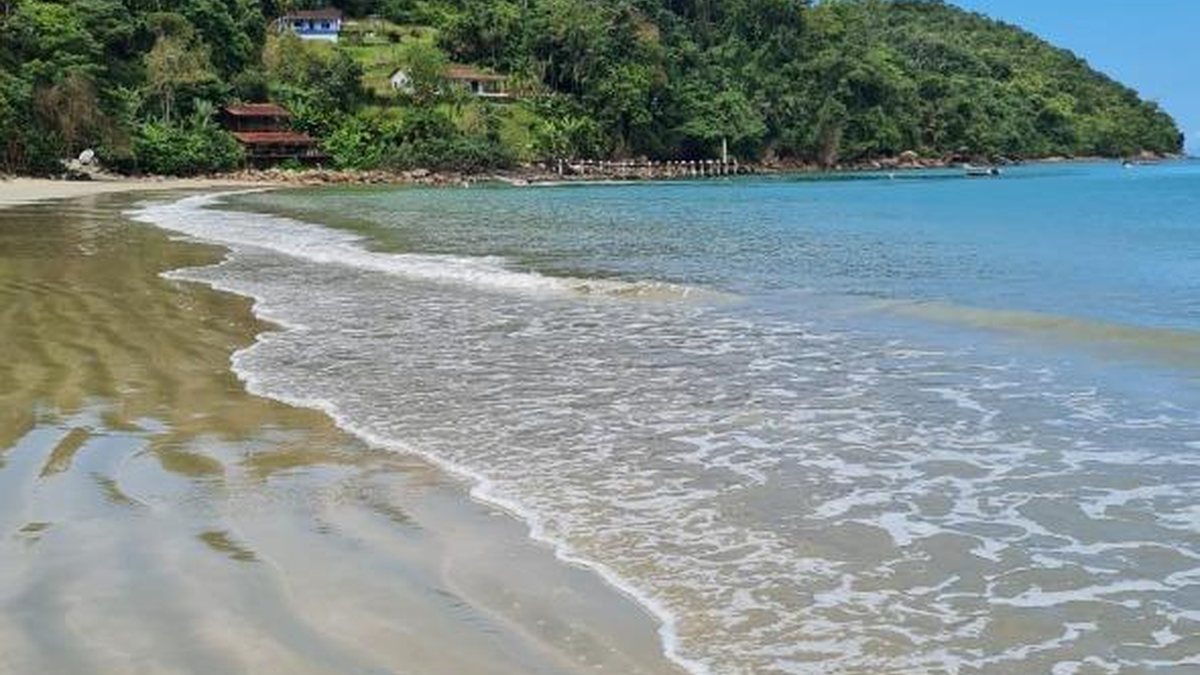 Praia da Almada, Ubatuba (SP): mar calmo e boa estrutura no norte da cidade