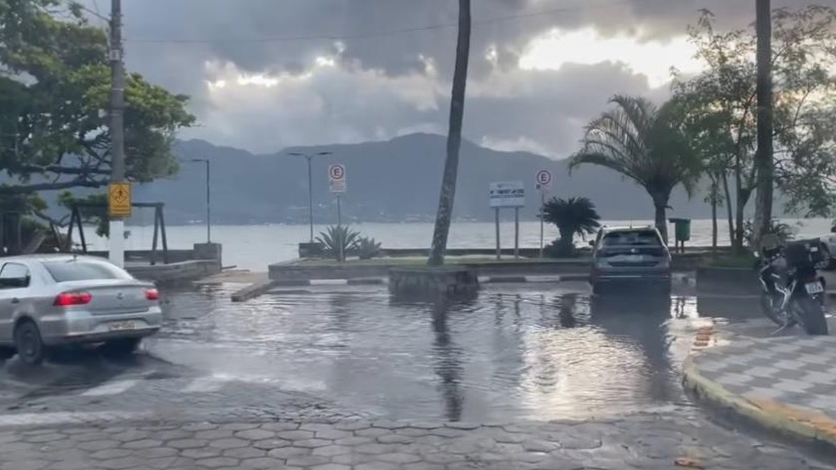 Mar revolto invade diversas praias do litoral paulista | VÍDEOS