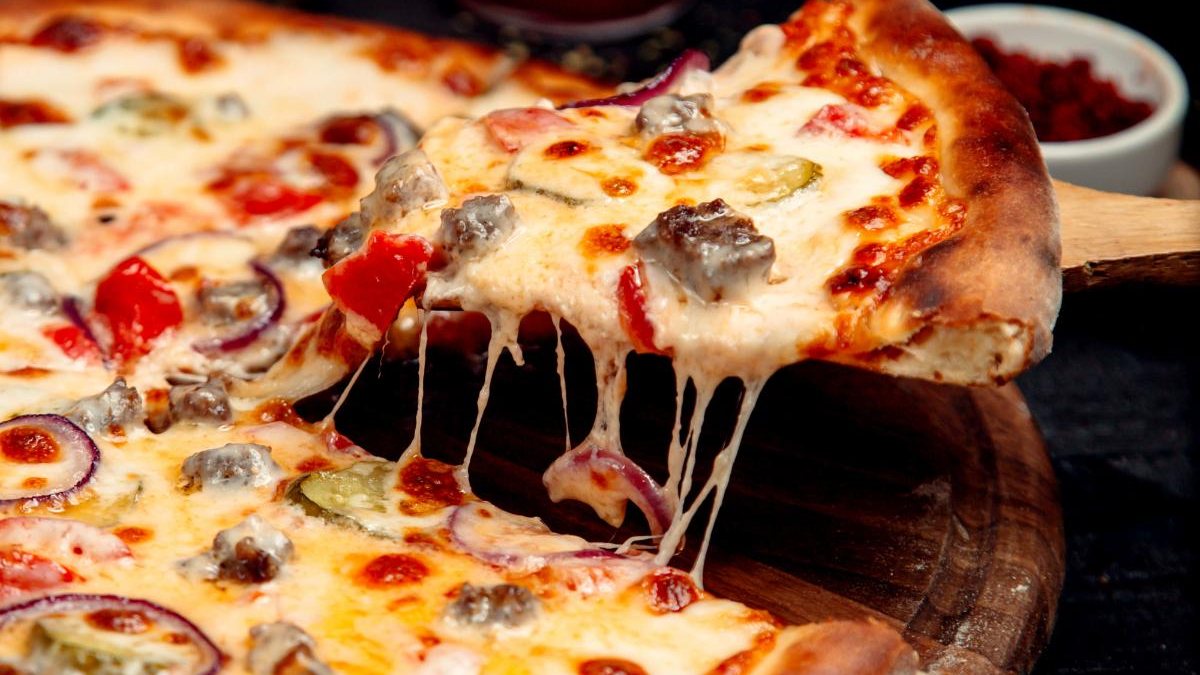Quantas calorias tem em uma fatia de pizza?