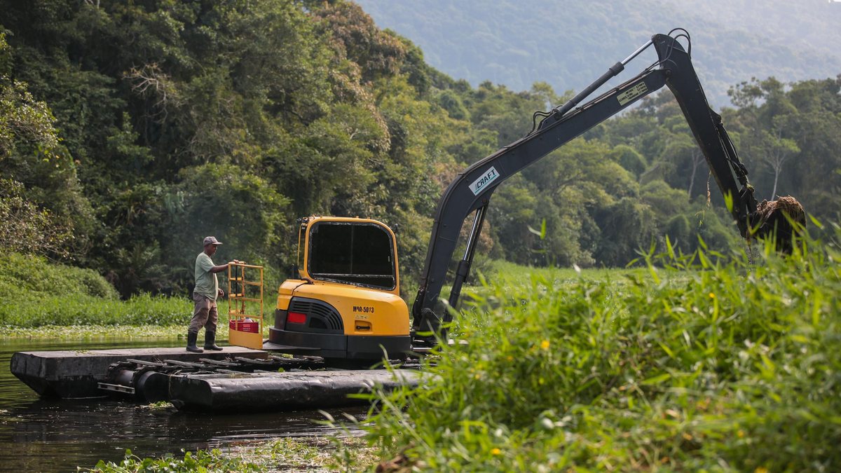 Máquina anfíbia auxilia na limpeza de rios em Praia Grande
