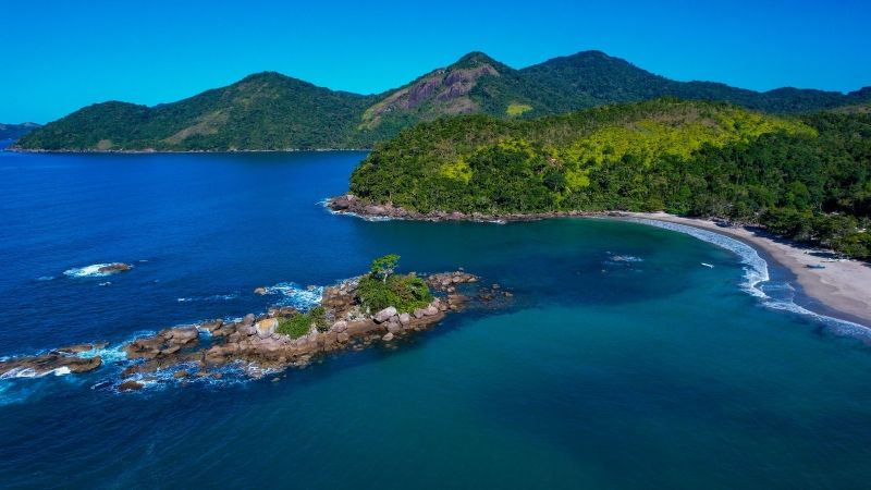 Veja como visitar a praia em formato de coração que é uma das mais ...