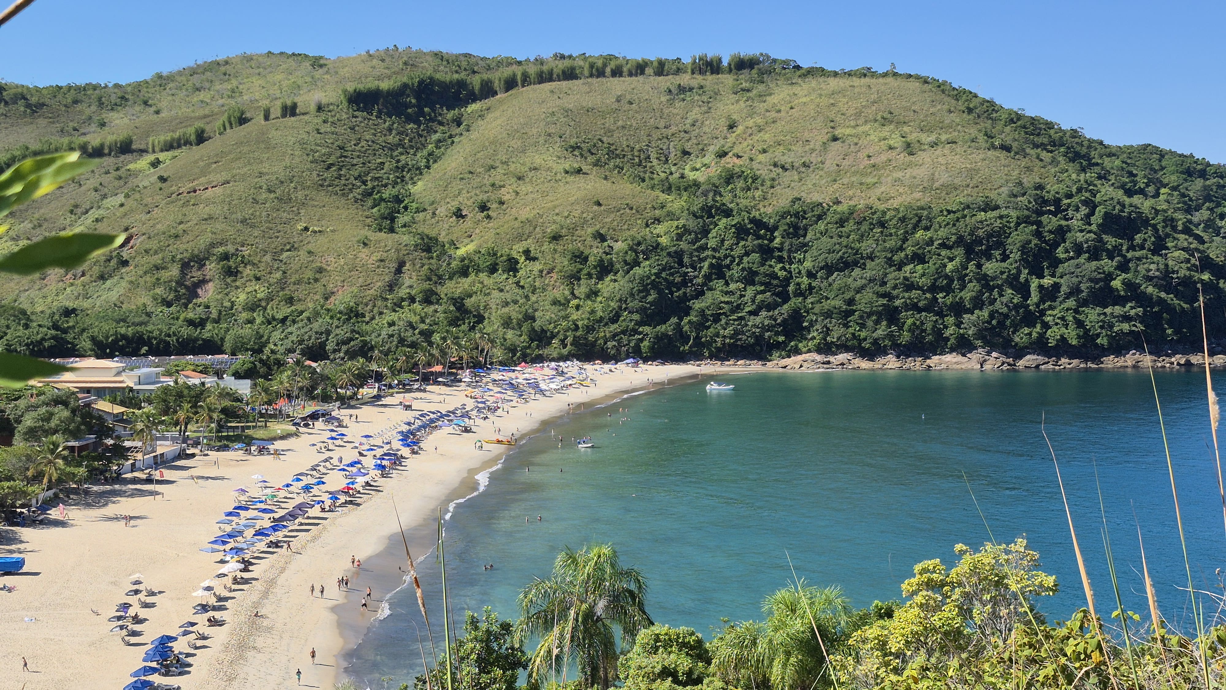 Praia de Paúba une refúgio caiçara e mar de tombo ao lado de Maresias